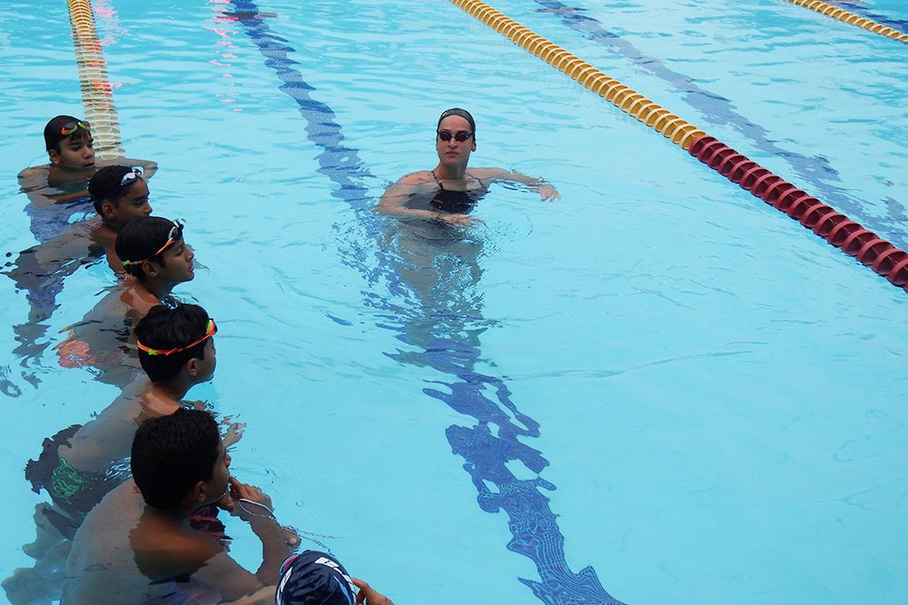 Doble campeona mundial de natación Megan Romano imparte clínicas